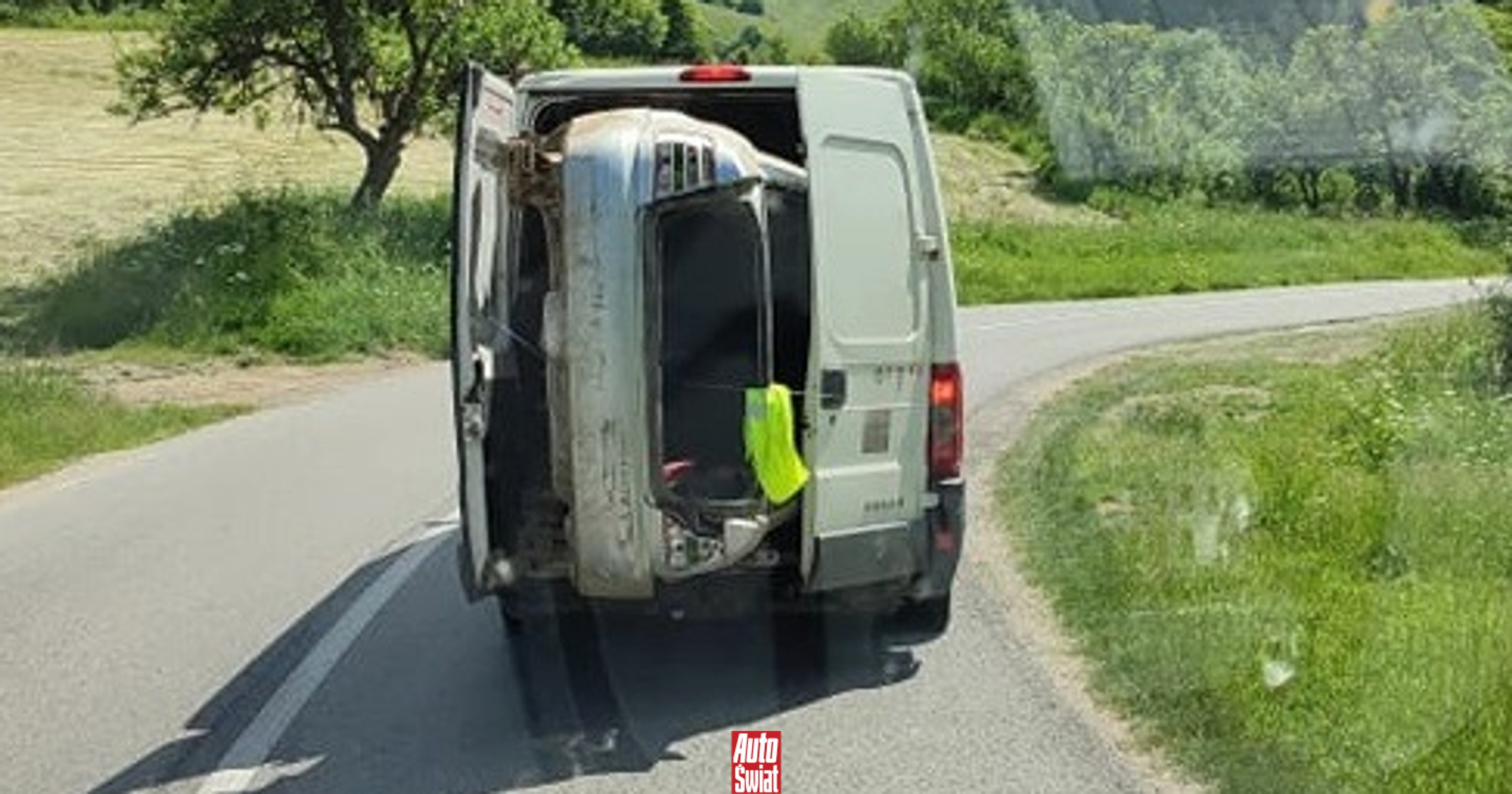 Furgonem przewoził auto ustawione bokiem. To trzeba zobaczyć