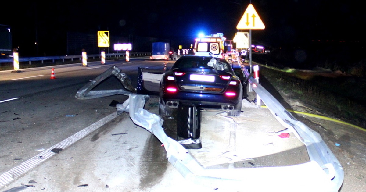 Autostrada A1. Rozpędzone Maserati skończyło na barierach. Śmiertelny wypadek - Auto Świat