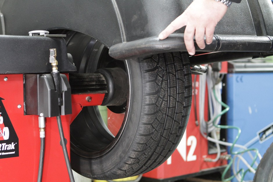 Jak prawidłowo założyć opony zimowe? Na to należy zwrócić uwagę - Auto ...