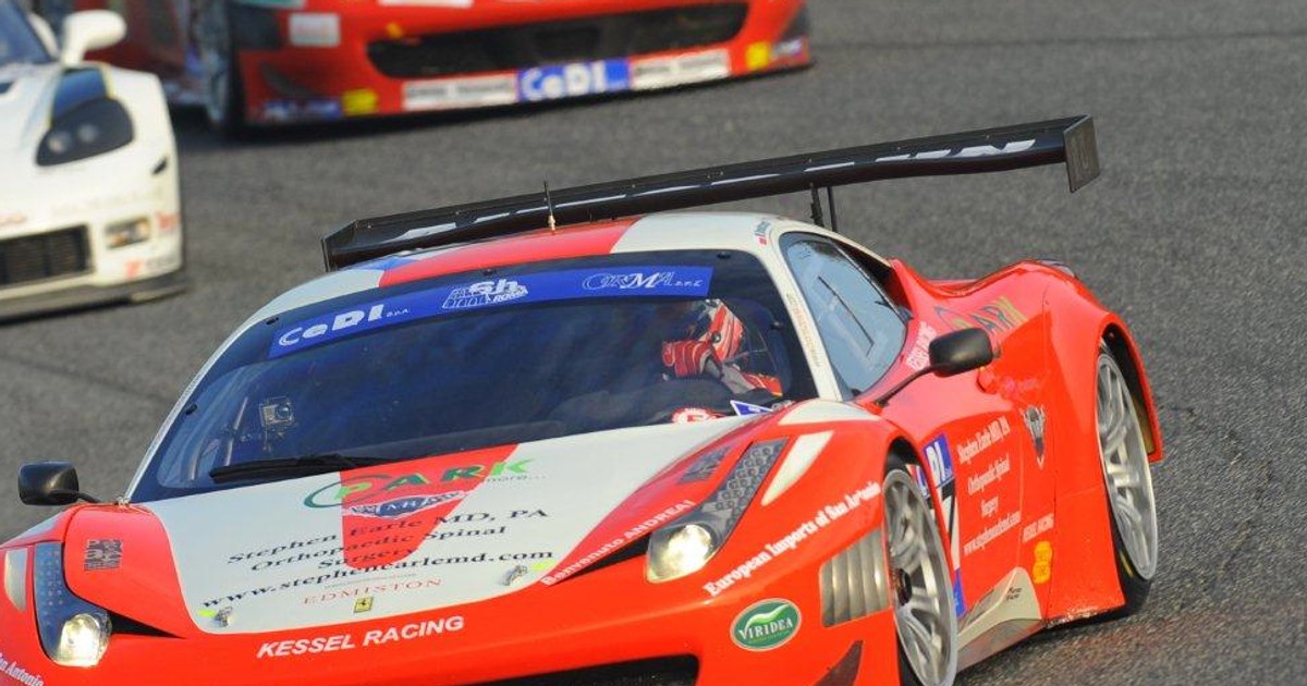 Michał Broniszewski jadący Ferrari wygrał klasę - Auto Świat