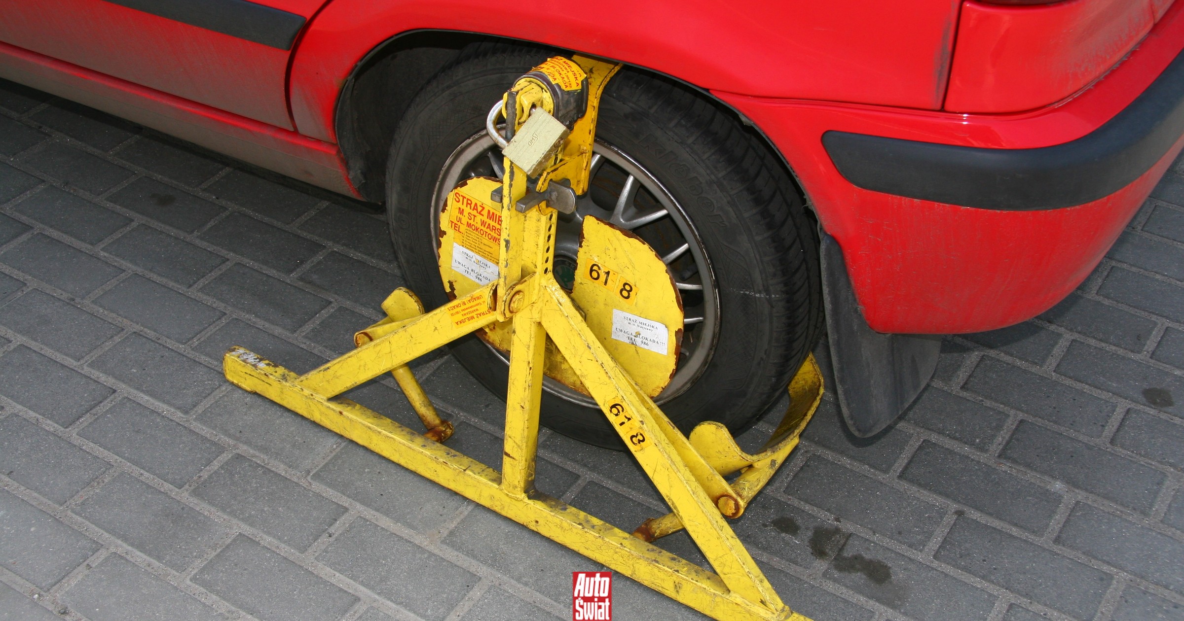 Zajrzyj do rubryki F2 w dowodzie rejestracyjnym. Od tego wpisu zależy mandat za parkowanie