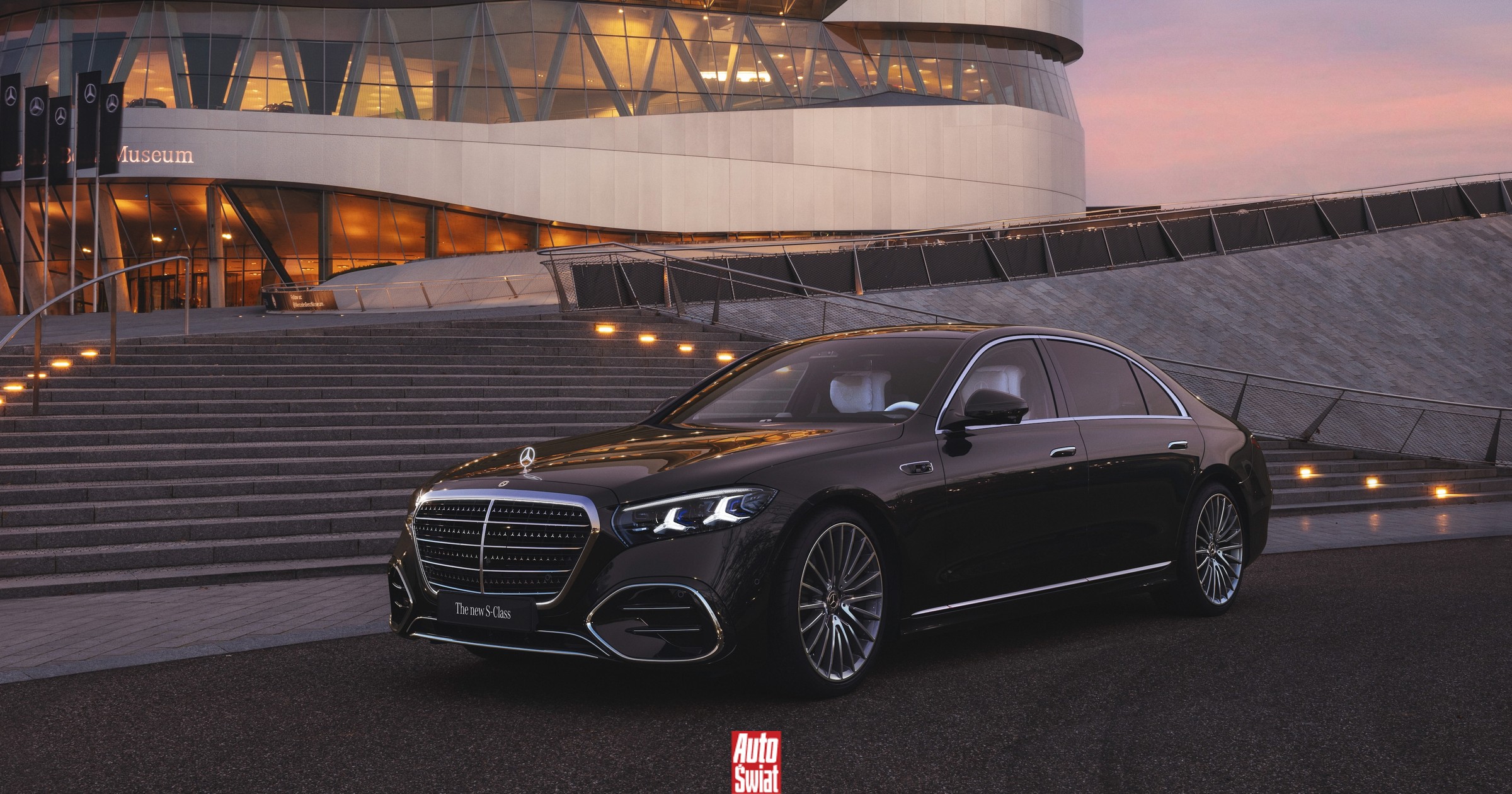 Mercedes Klasy S W223 po dużym liftingu. W środku ma superekran i ...