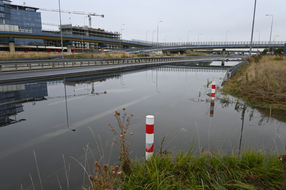 Droga S79 w Warszawie wciąż zalana. Niektórzy kierowcy ryzykują ...