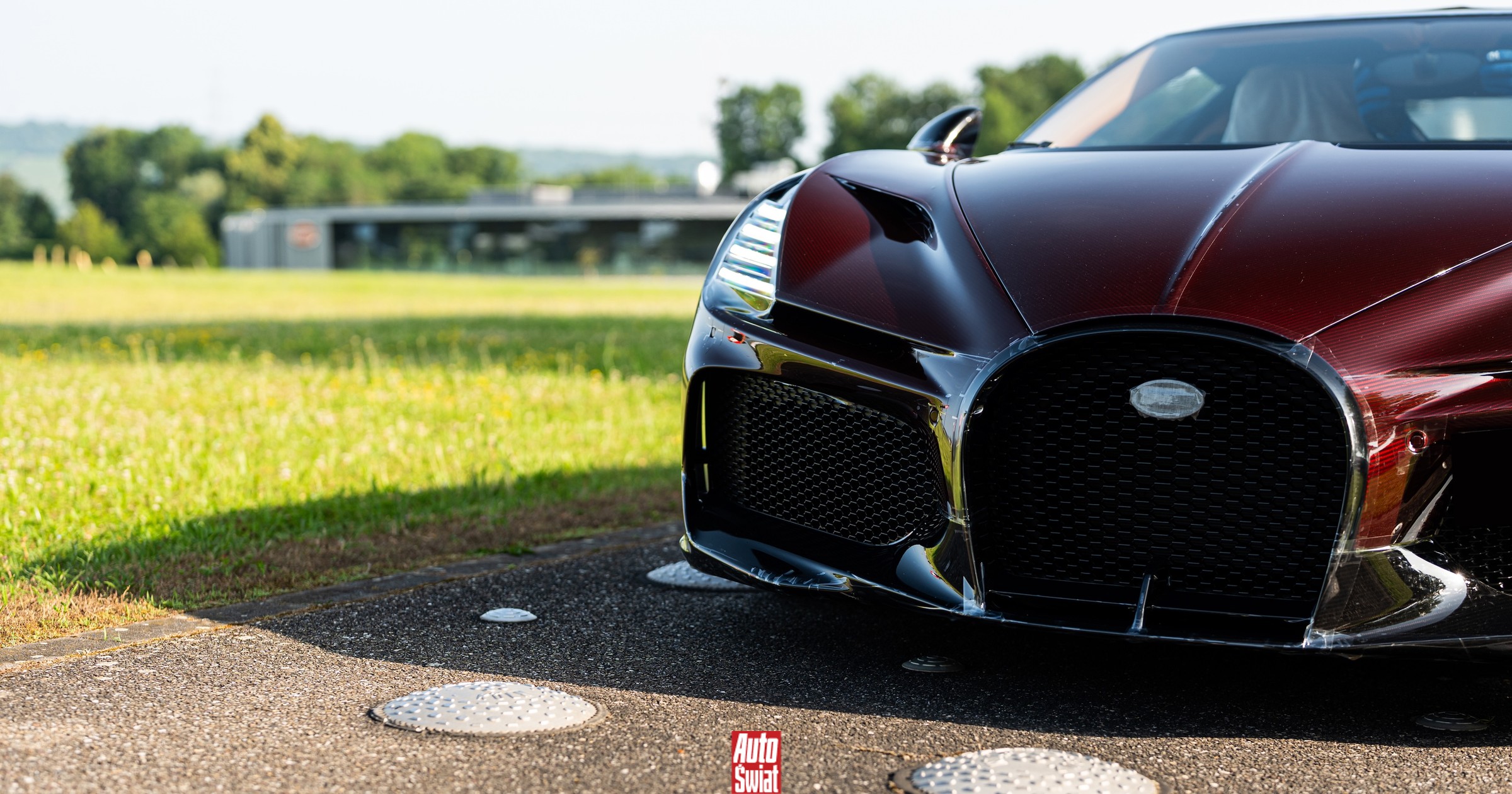 Bugatti prosto z fabryki, a ma przejechane 400 km. Producent tłumaczy