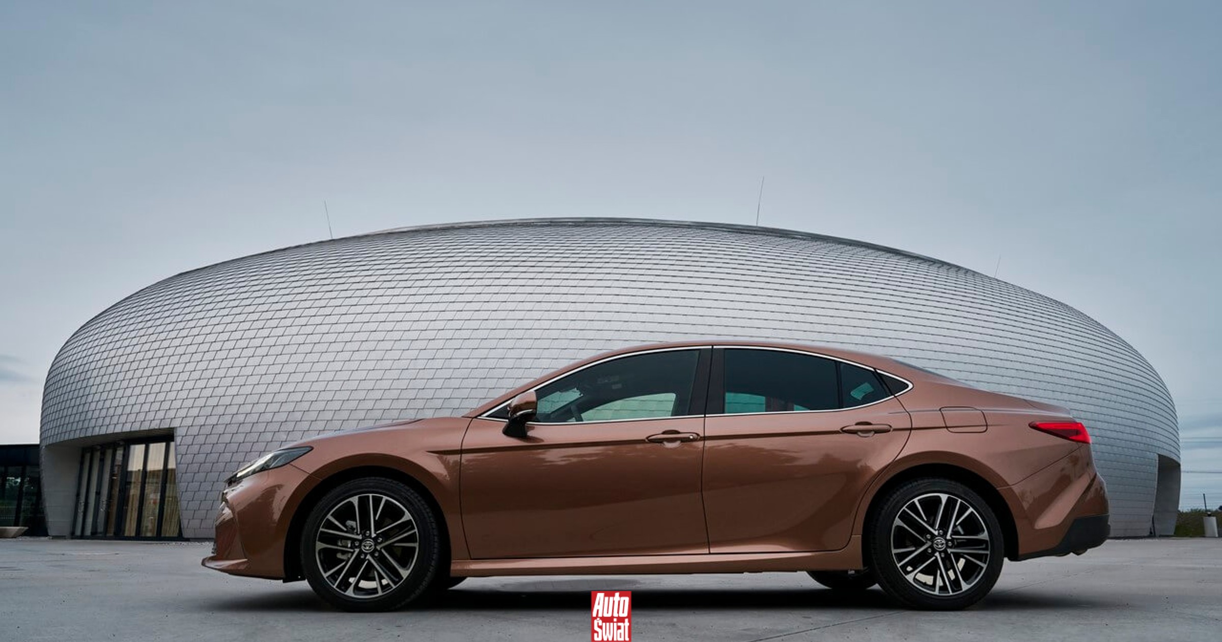 Nowa Toyota Camry. Komfortowa limuzyna z wydajną hybrydą piątej ...