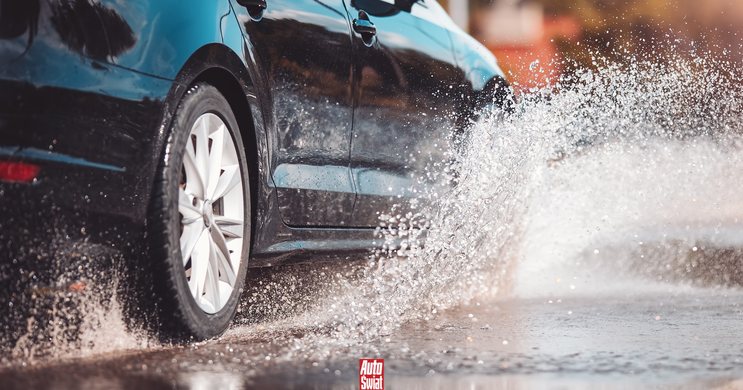 Aquaplaning w deszczowy dzień. Co robić, gdy auto traci przyczepność?
