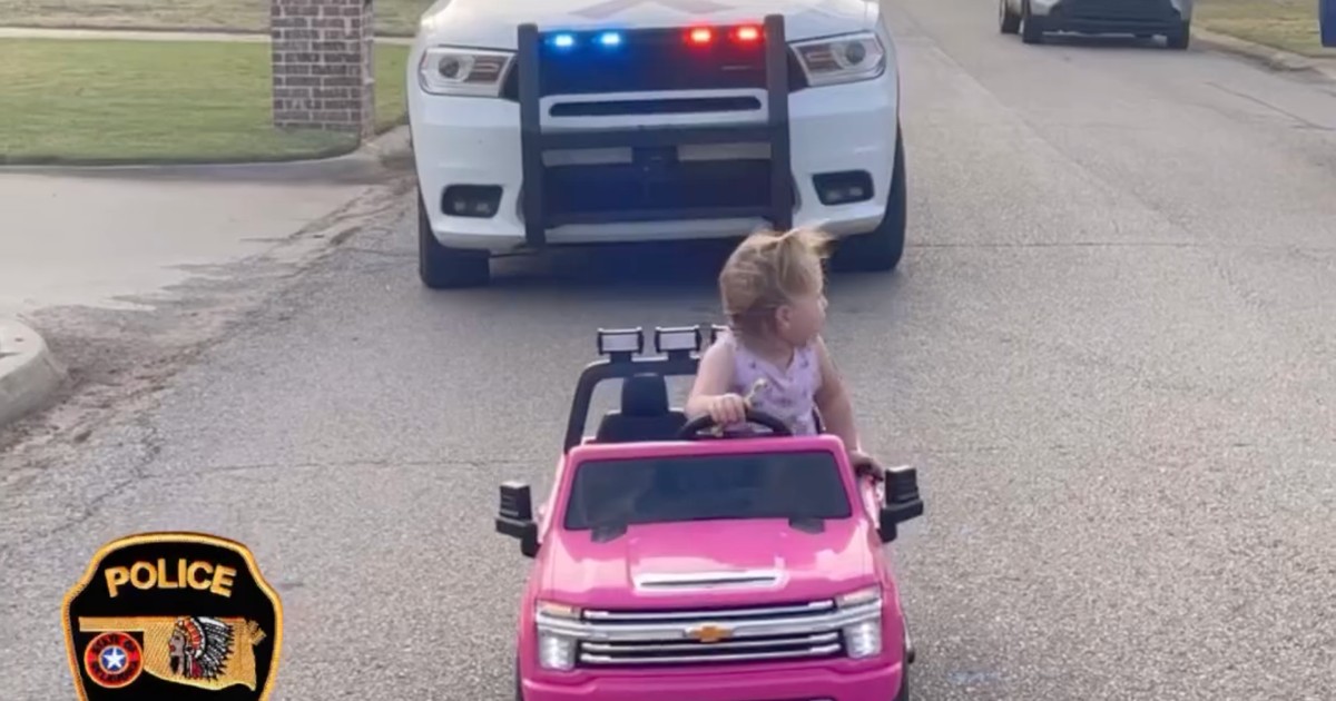 Policja "ścigała" dziewczynkę w zabawkowym kabriolecie. Nietypowa ...