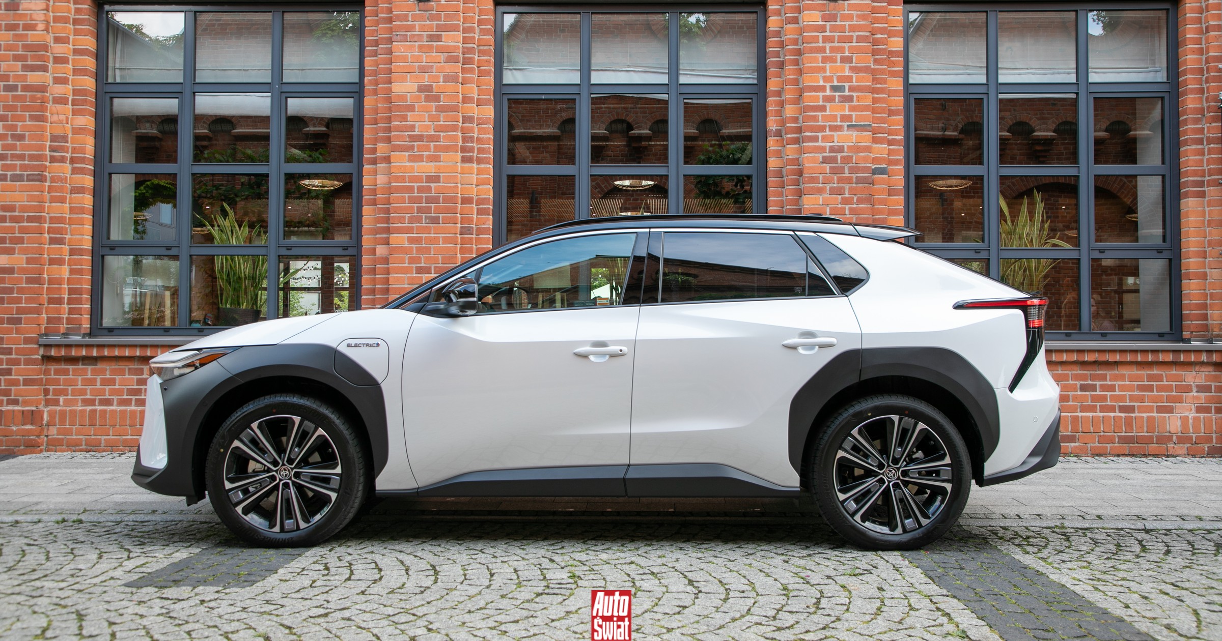 Toyota obcięła ceny SUV-a bZ4X o 30 tys. zł. Da się jeszcze odjąć 40 ...