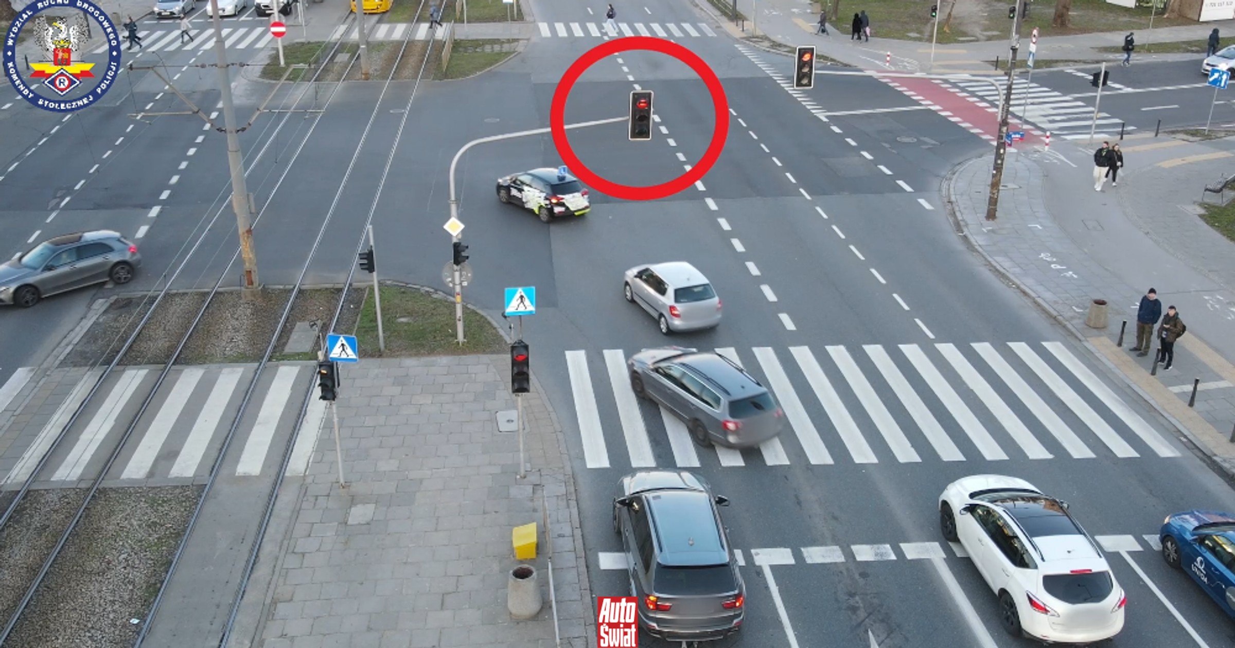 Kierowcy bez skrupułów przyjeżdżali na czerwonym. Tego się nie spodziewali [WIDEO] - Auto Świat