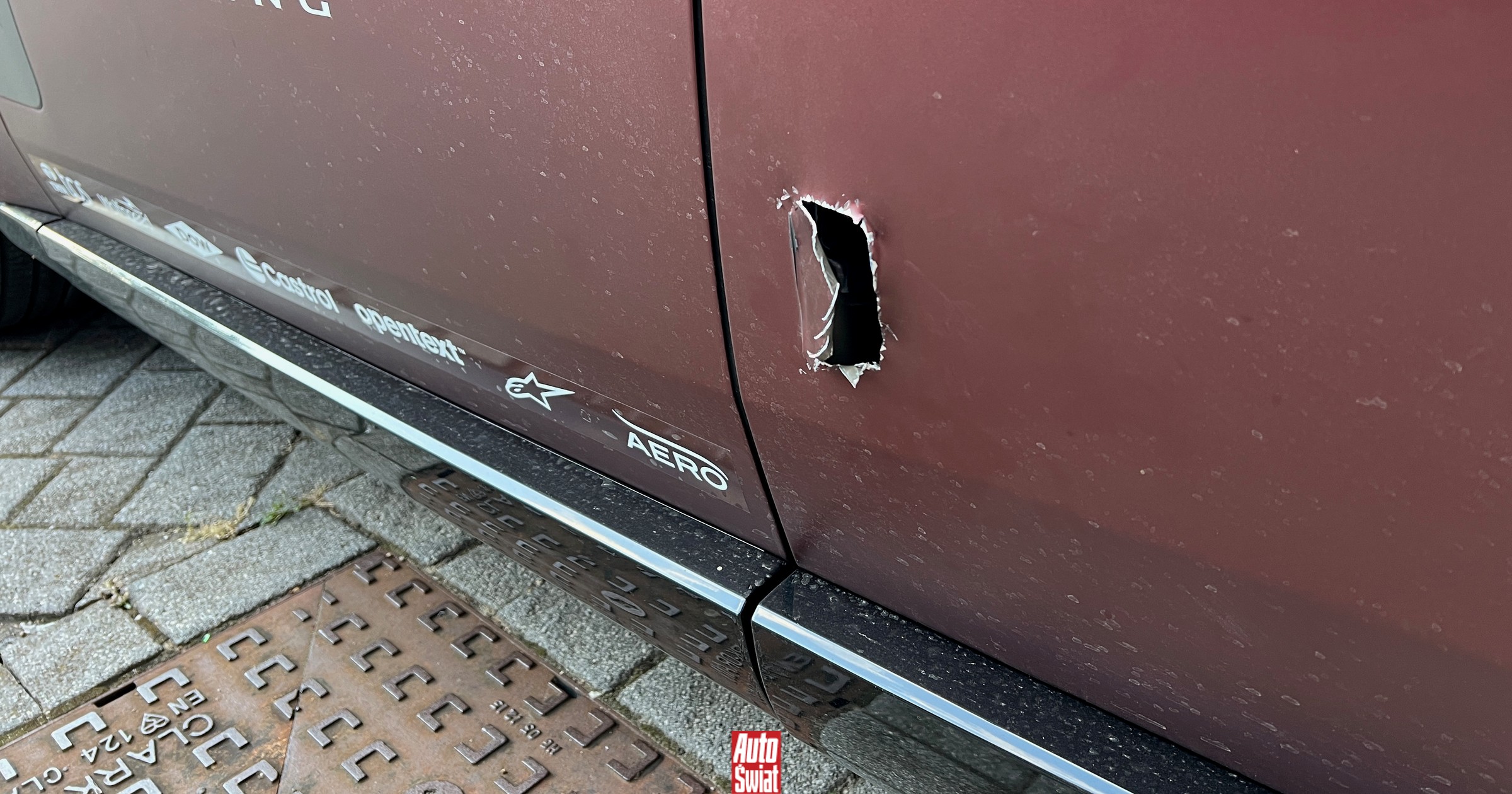 Dwa identyczne Range Rovery miały takie same dziury w drzwiach. To nie ...