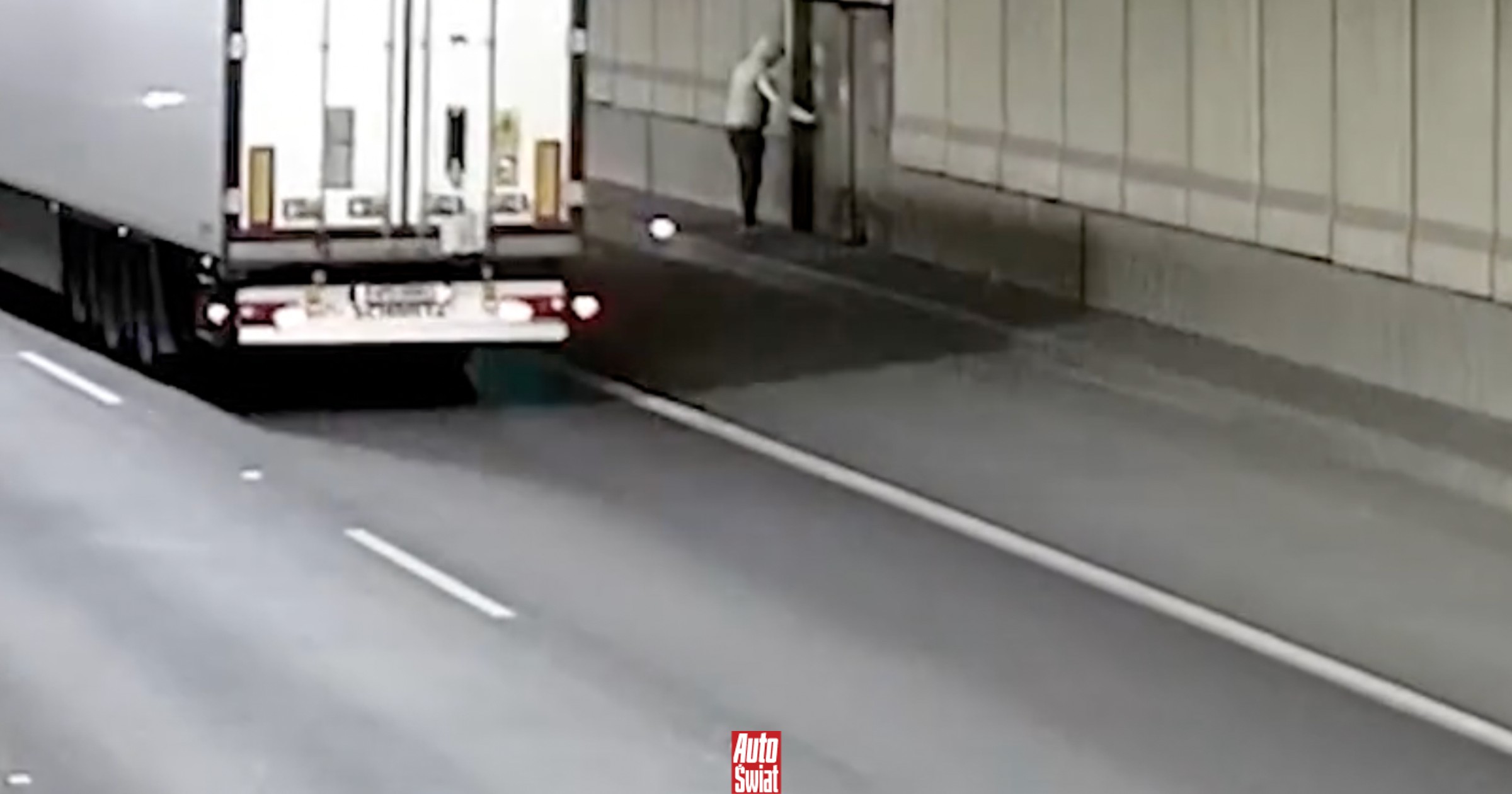 Nietypowa sytuacja w tunelu na S2 w Warszawie. Użyto telefonu alarmowego