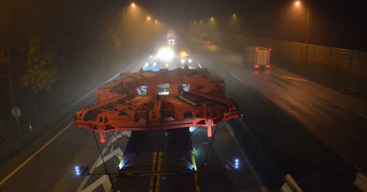 Konwój z "bestią" znowu na drodze. Już niedługo wjedzie na autostradę A1 - Auto Świat