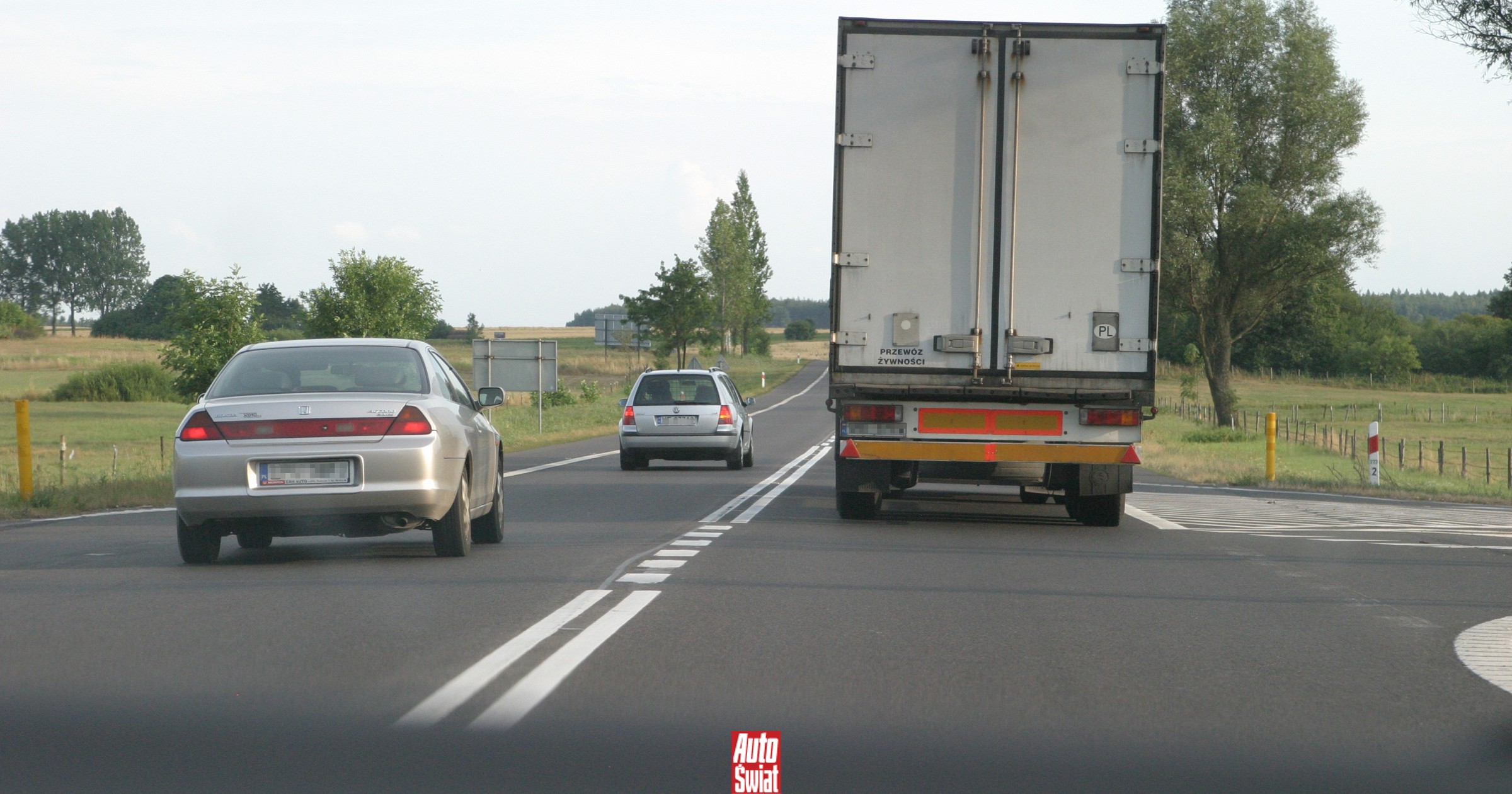 Wyprzedzanie na podwójnej linii ciągłej. Nie można, ale da się zrobić ...