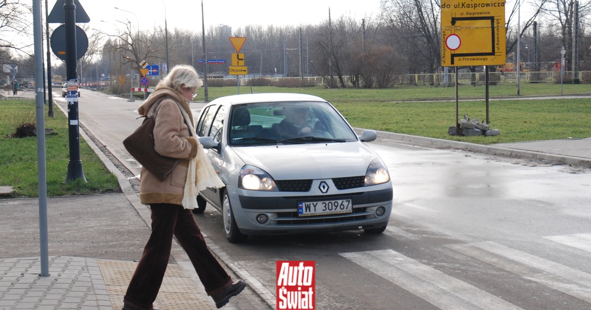 Policjanci z Bydgoszczy pokazali, jak piesi zachowują się na przejściu. Mandaty i pouczenia ...