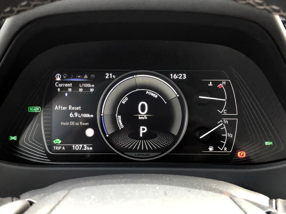 Lexus UX 250h Prestige – idealne auto do miasta? – Test - Auto Świat