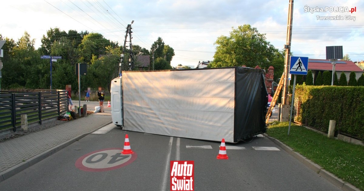 Osobówka zderzyła się z dostawczakiem. Ten wylądował na boku - Auto Świat