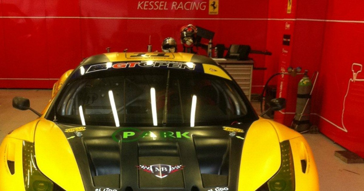 Michał Broniszewski na podium - Auto Świat