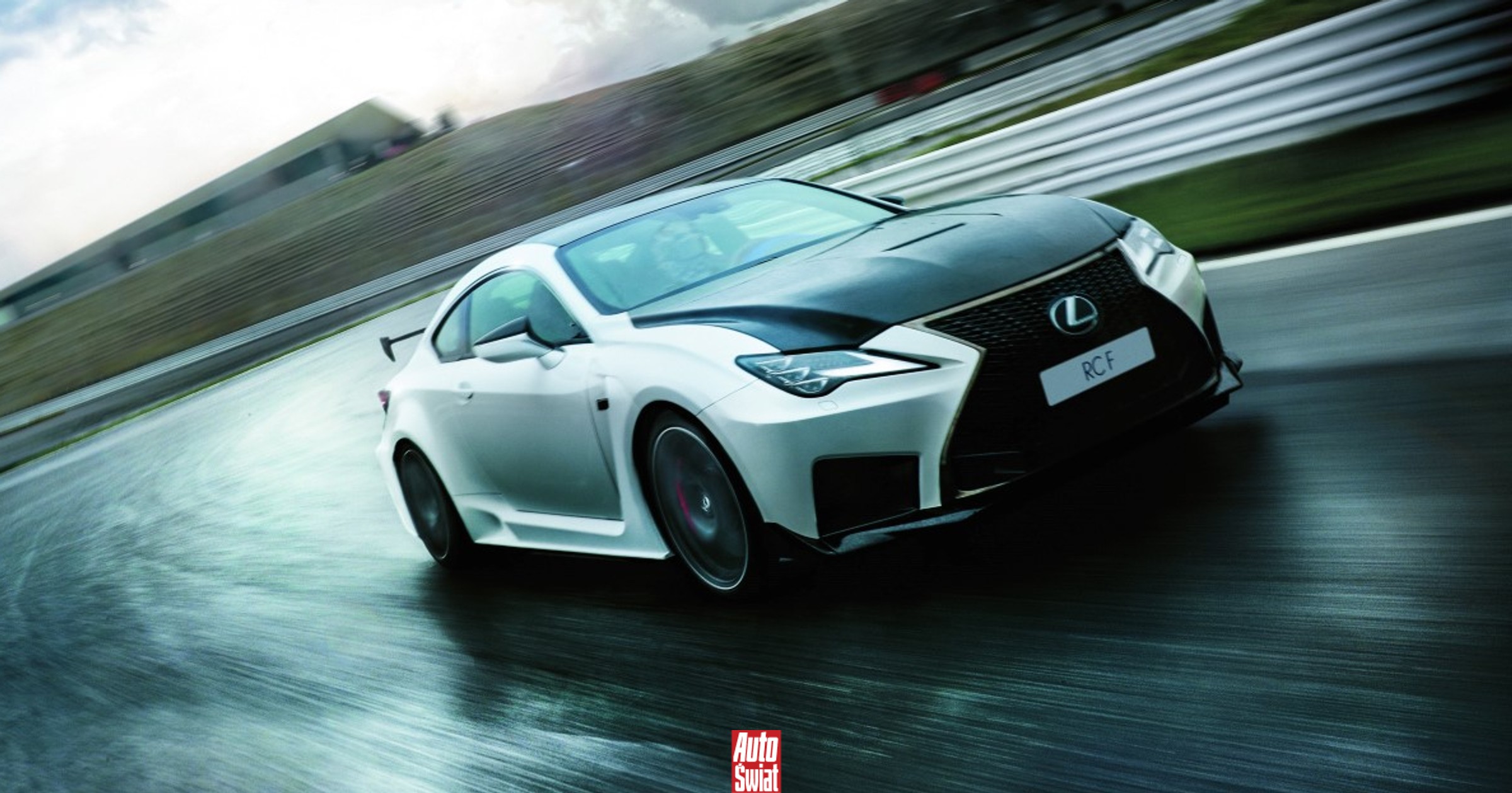 To jedno z ostatnich takich aut na rynku. Lexus prezentuje odświeżony ...